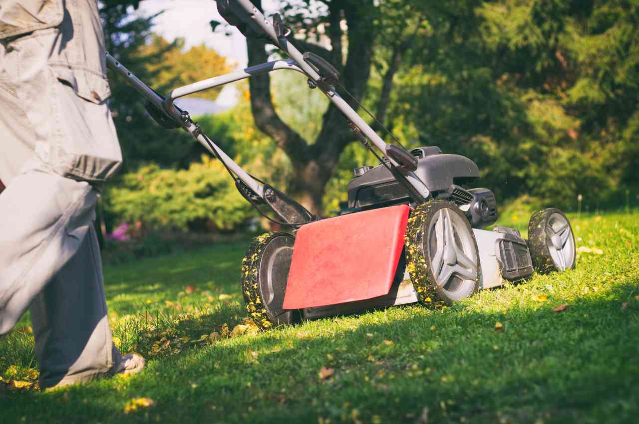 How Do Self-Propelled Lawn Mowers Work? - The Turf Doctor